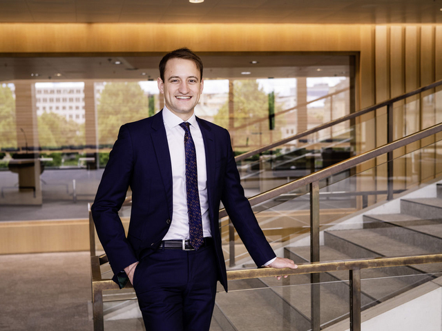 Marc Biadacz und Dr. Matthias Miller bei Mercedes-Benz in Sindelfingen ...